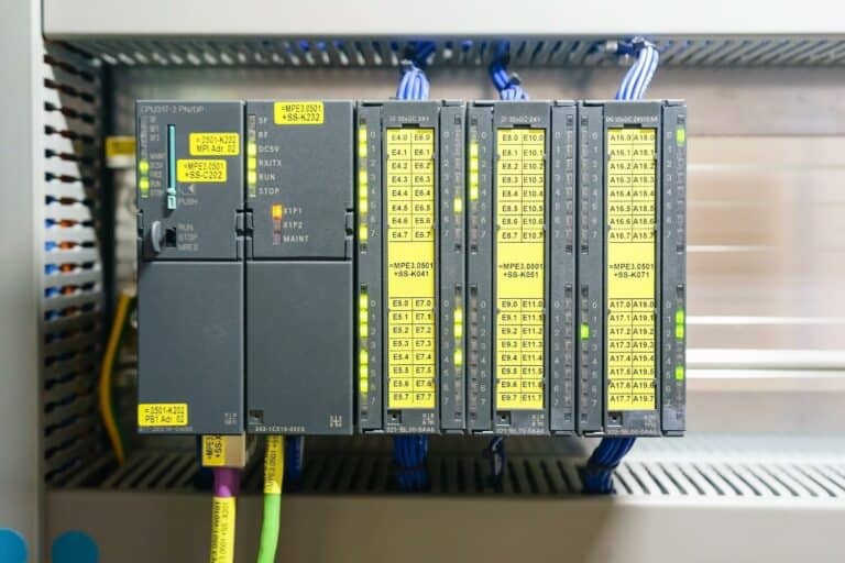 The Advantages and Disadvantages of PLCs (Programmable Logic Controllers)
